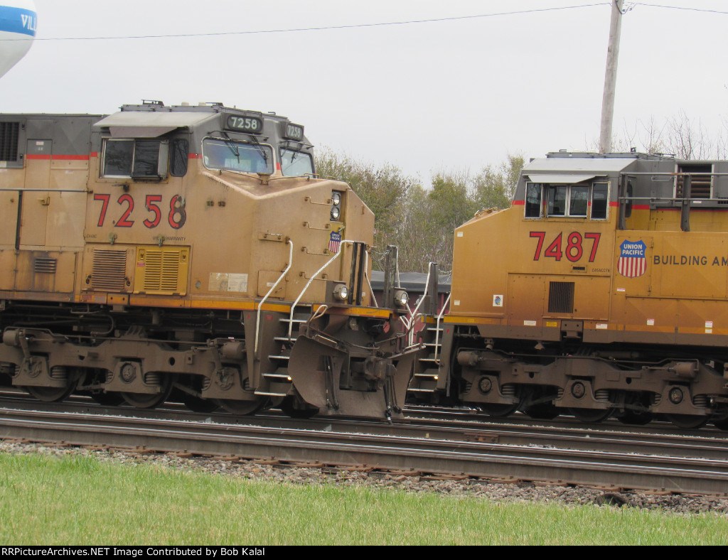 UP 7487 UP 7258 sitting idle in yard